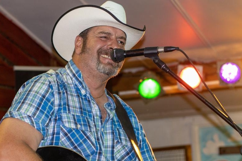 Travis Logan - UKCountryRadio.com